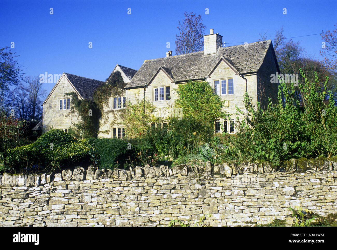 COTTAGE UPPER SLAUGHTER GLOUCESTERSHIRE ENGLAND UK Stock Photo - Alamy