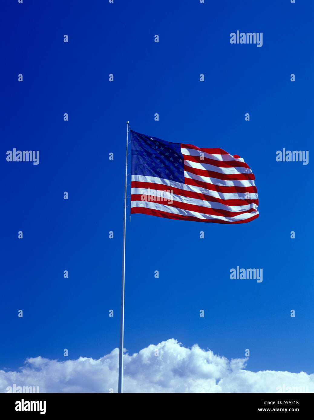 RIPPLING UNITED STATES FLAG ON FLAGPOLE BLUE SKY Stock Photo - Alamy