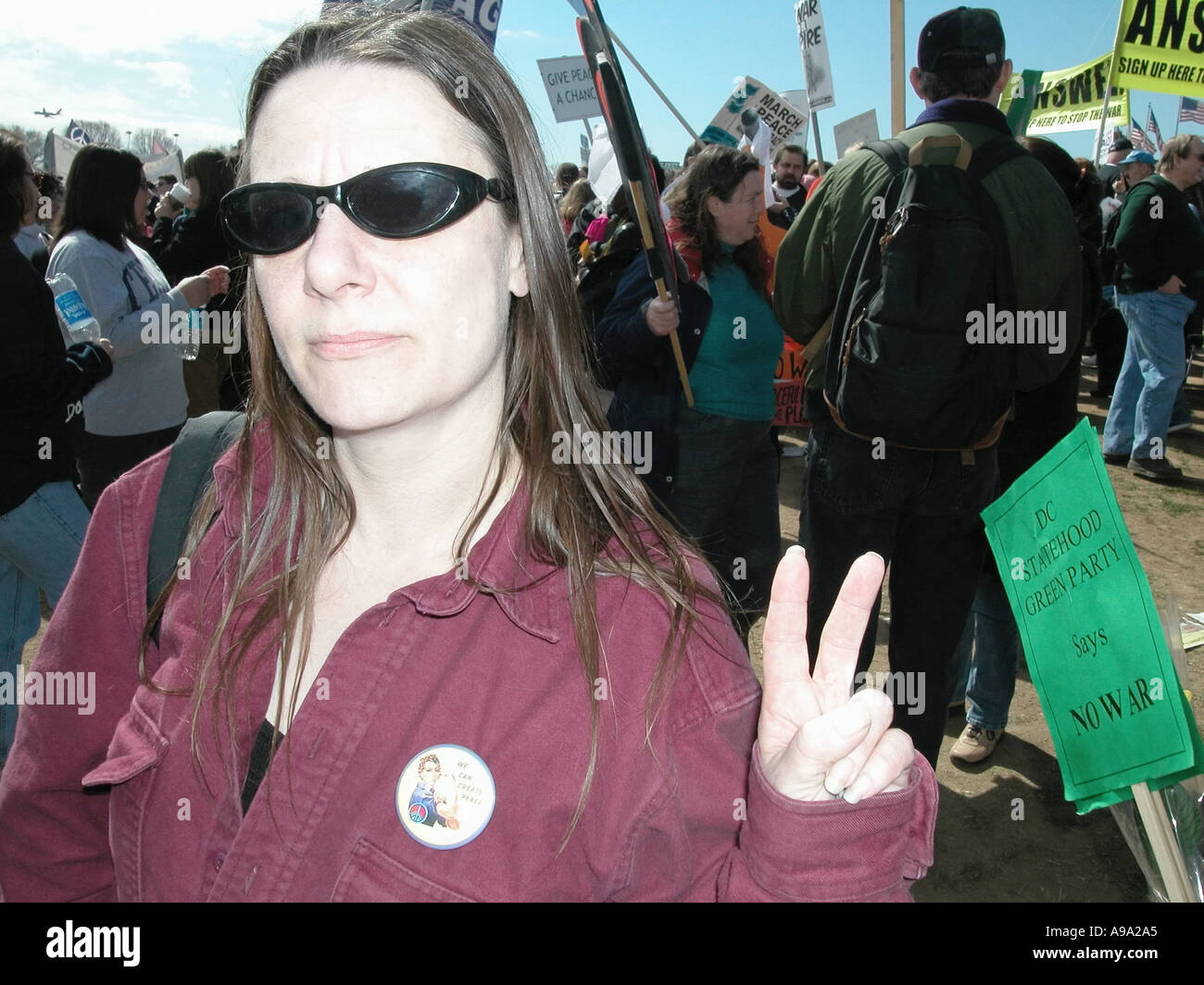 People making a peace sign hi-res stock photography and images - Alamy