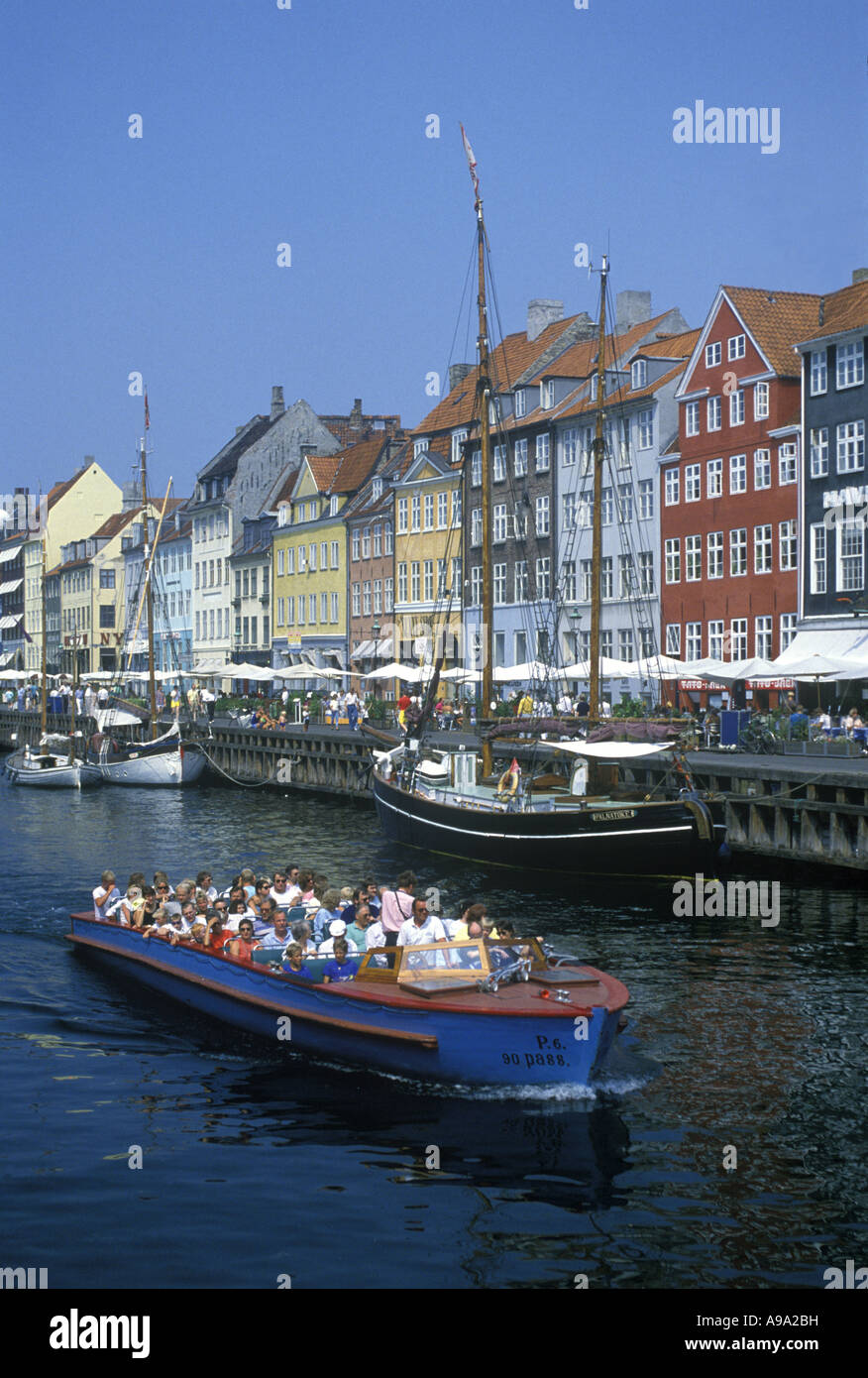 TOURIST BOAT WATERSIDE NYHAVN COPENHAGEN DENMARK Stock Photo - Alamy