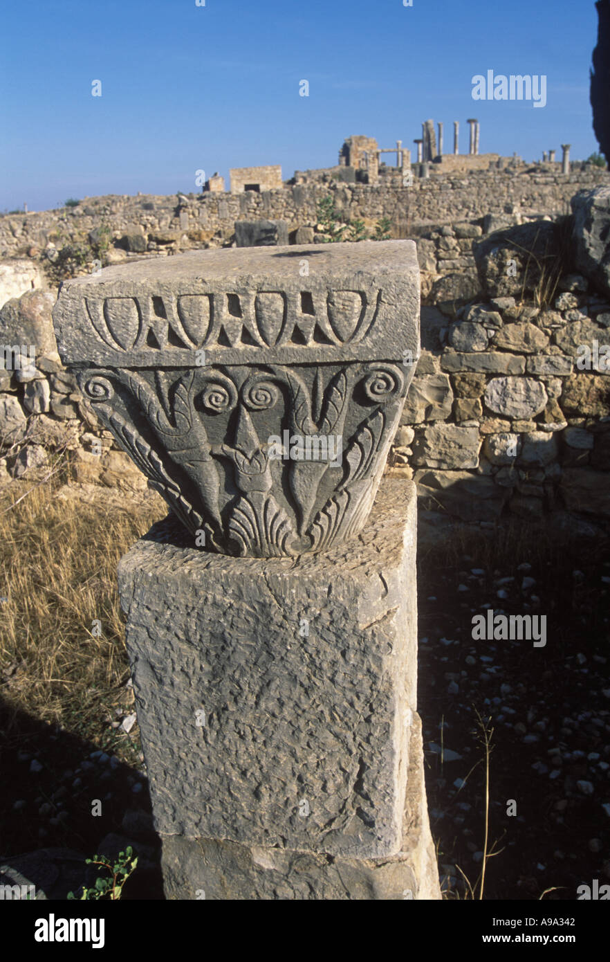 Fallen columns hi-res stock photography and images - Alamy