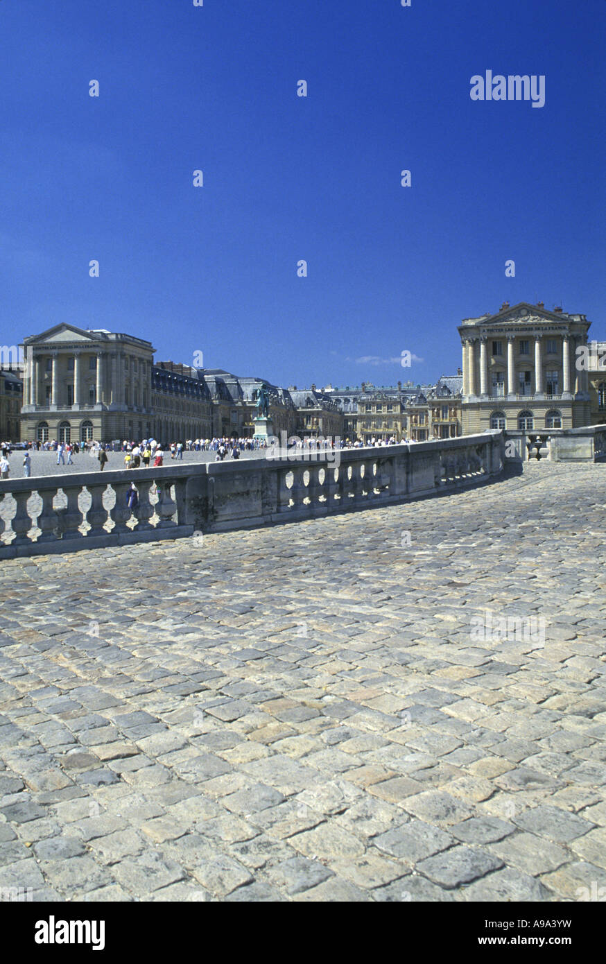 ENTRANCE COURTYARD VERSAILLES PALACE GROUNDS VERSAILLES FRANCE Stock ...