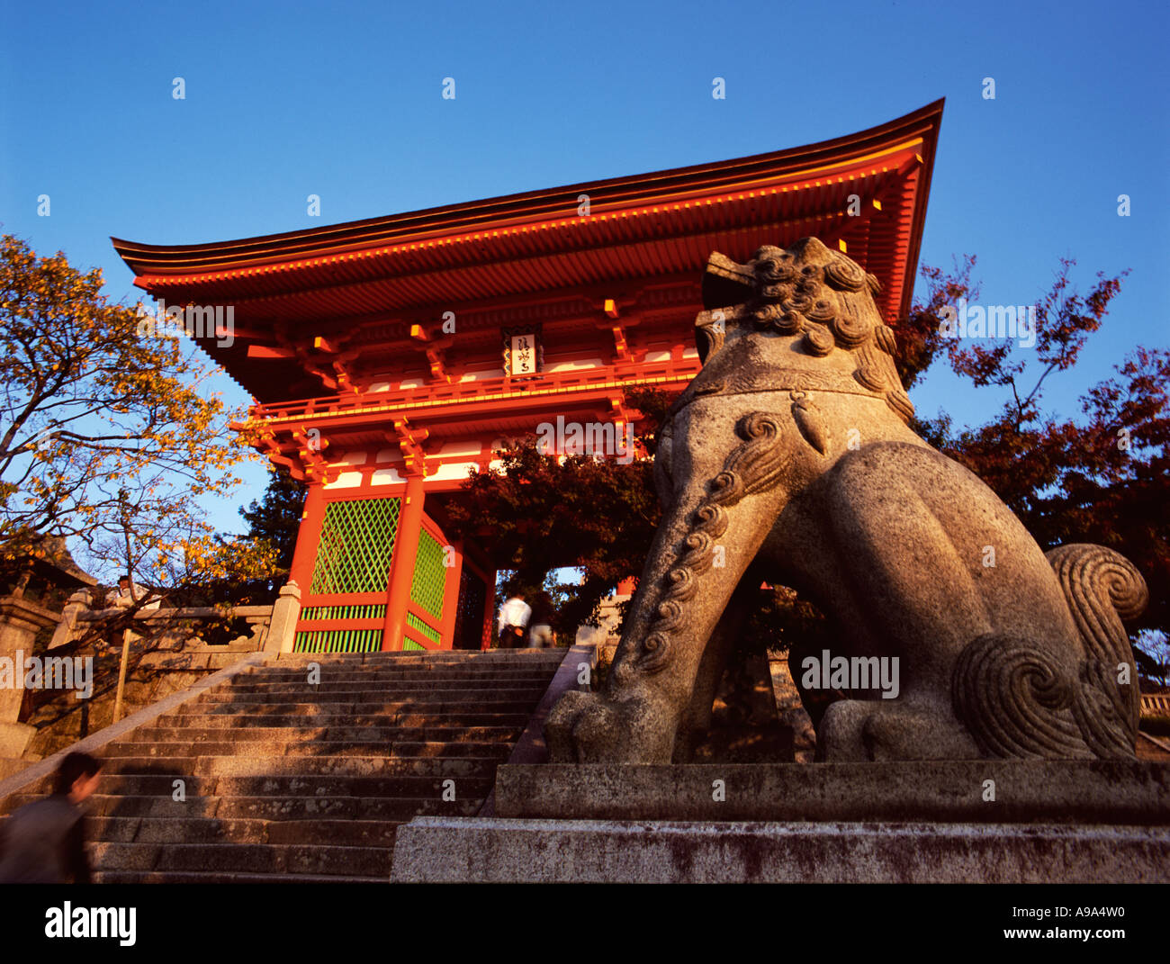 Stone gate with a lion symbol hi-res stock photography and images - Alamy