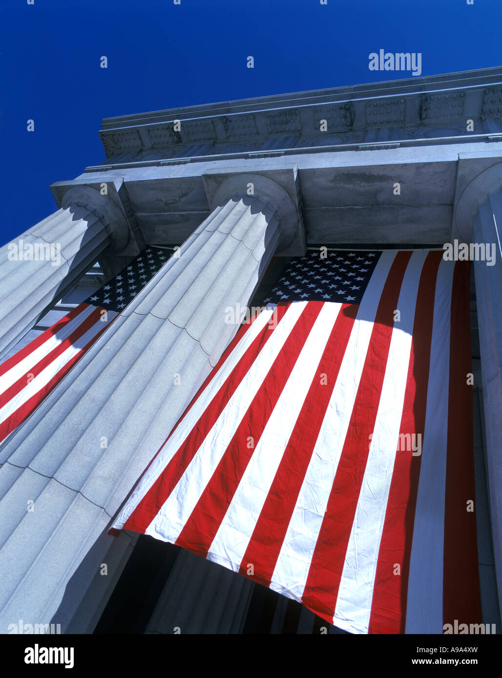 UNITED STATES FLAGS AND DORIC STYLE STONE COLUMNS GRANTS TOMB NEW YORK ...
