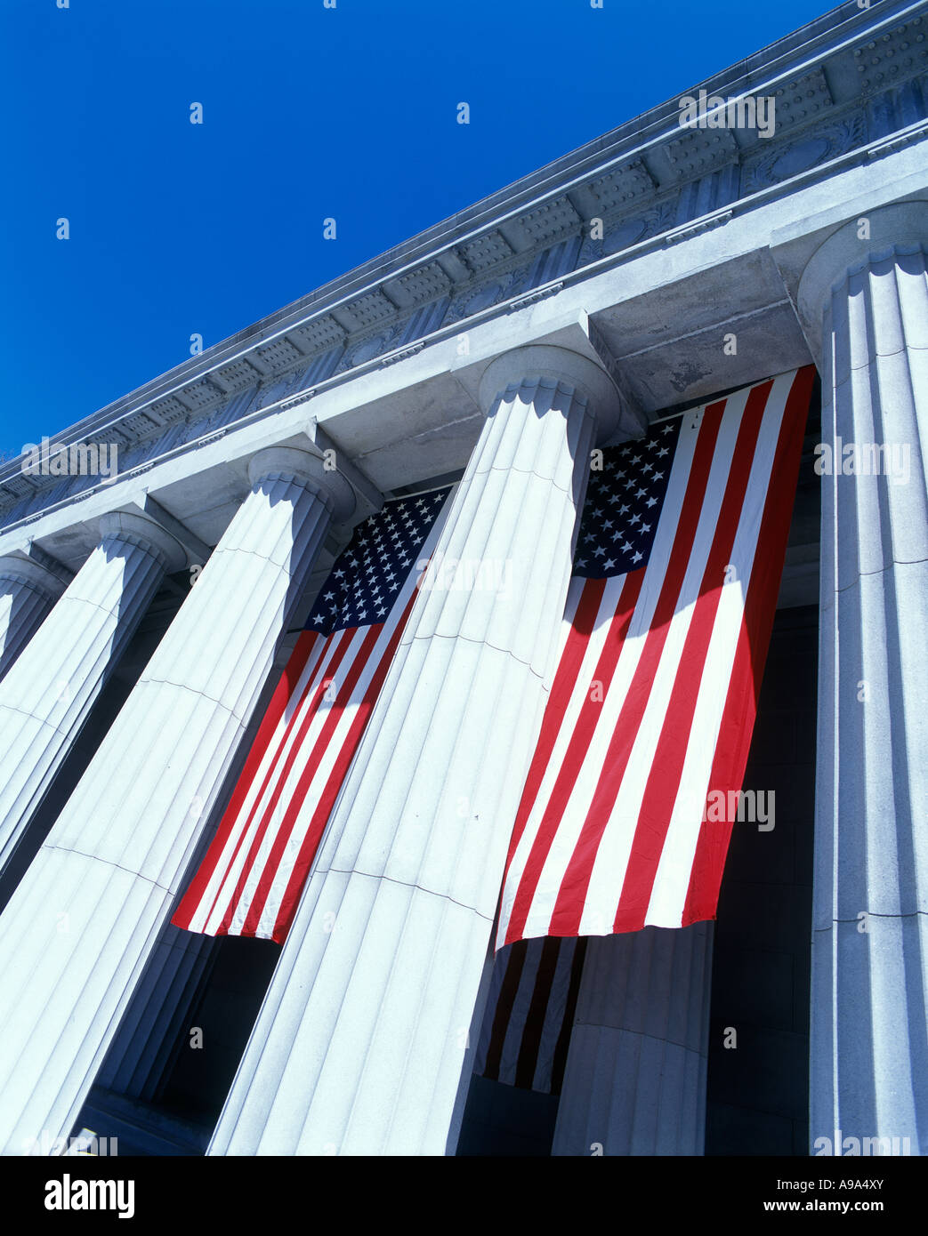 UNITED STATES FLAGS AND STONE COLUMNS GRANTS TOMB NEW YORK CITY USA ...