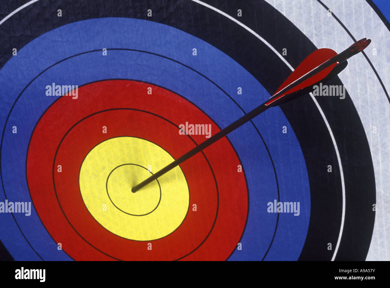 ARROW CENTER BULLS EYE OF ARCHERY TARGET Stock Photo - Alamy