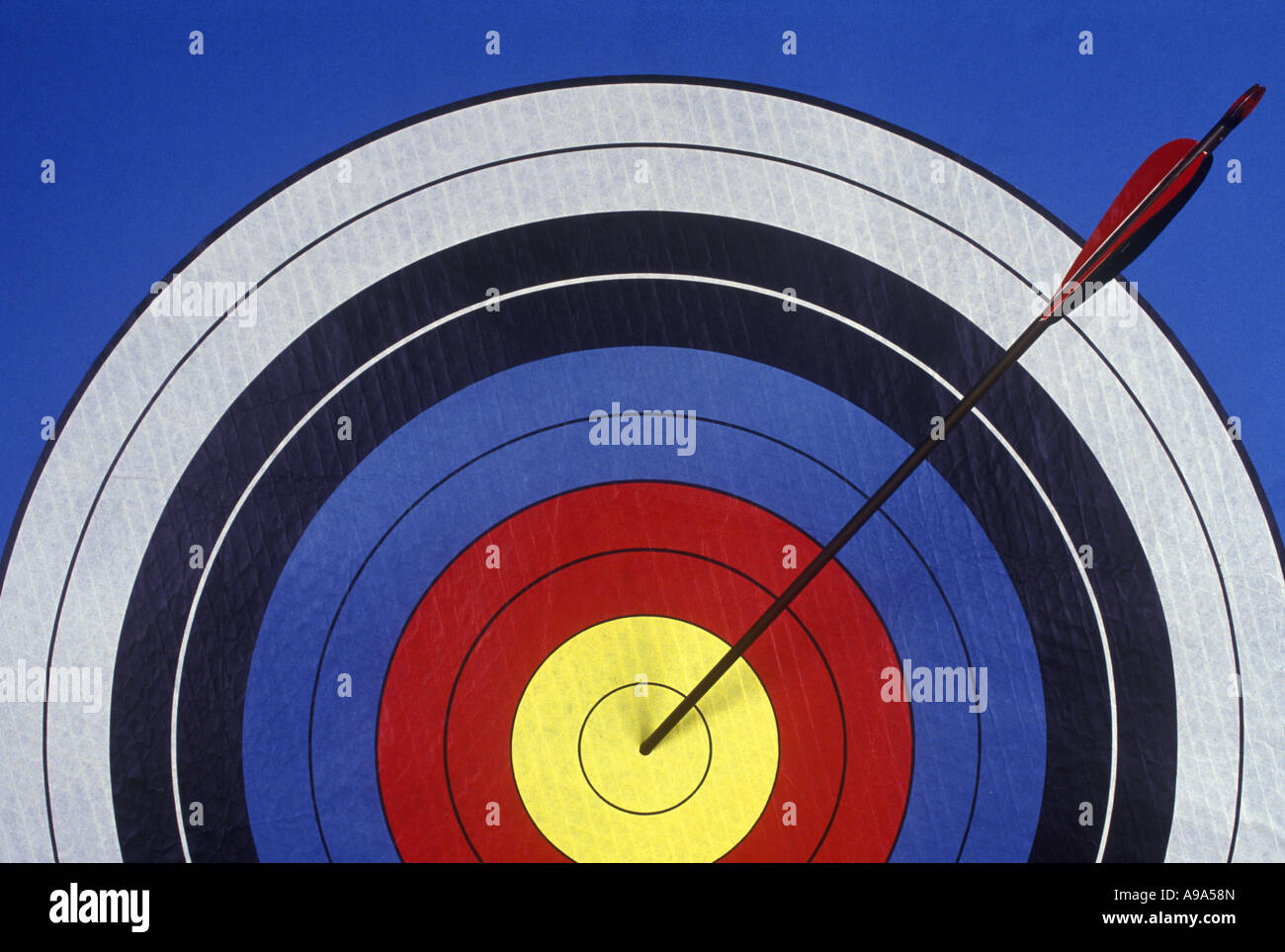 ARROW CENTER BULLS EYE OF ARCHERY TARGET Stock Photo - Alamy