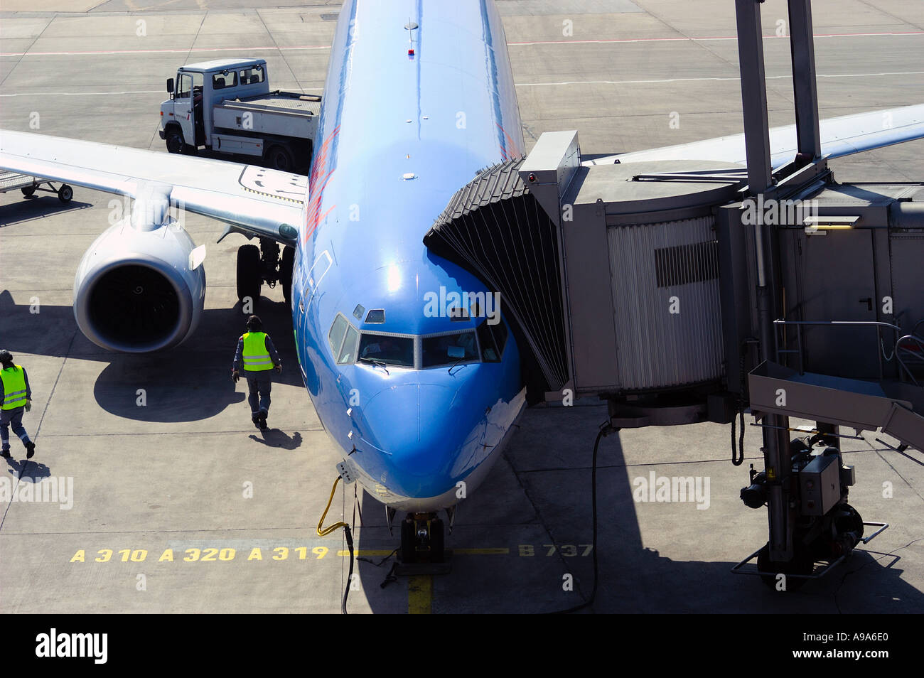 Aircraft gangway hi-res stock photography and images - Alamy