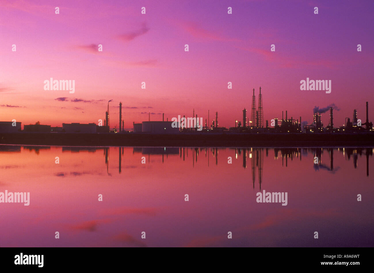 PETRO CHEMICAL OIL REFINERY Stock Photo - Alamy