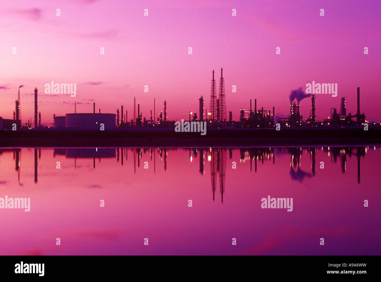 PETRO CHEMICAL OIL REFINERY Stock Photo - Alamy