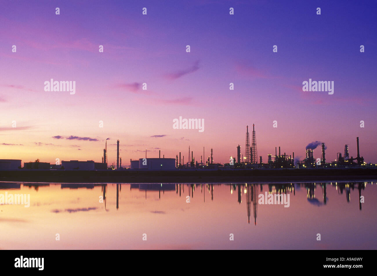 PETRO CHEMICAL OIL REFINERY Stock Photo - Alamy