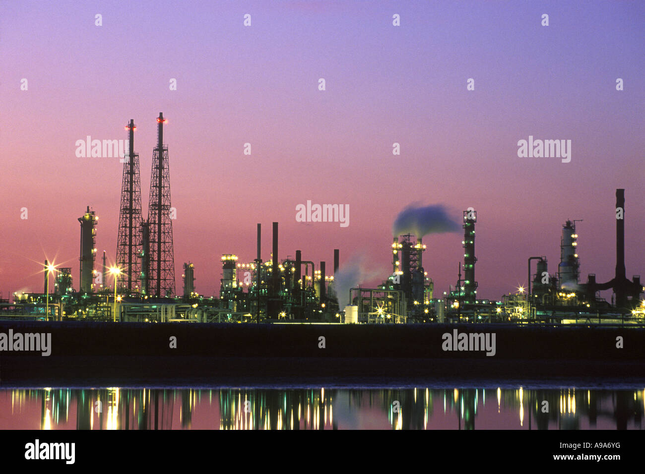CRACKING TOWERS PETRO CHEMICAL OIL REFINERY Stock Photo - Alamy