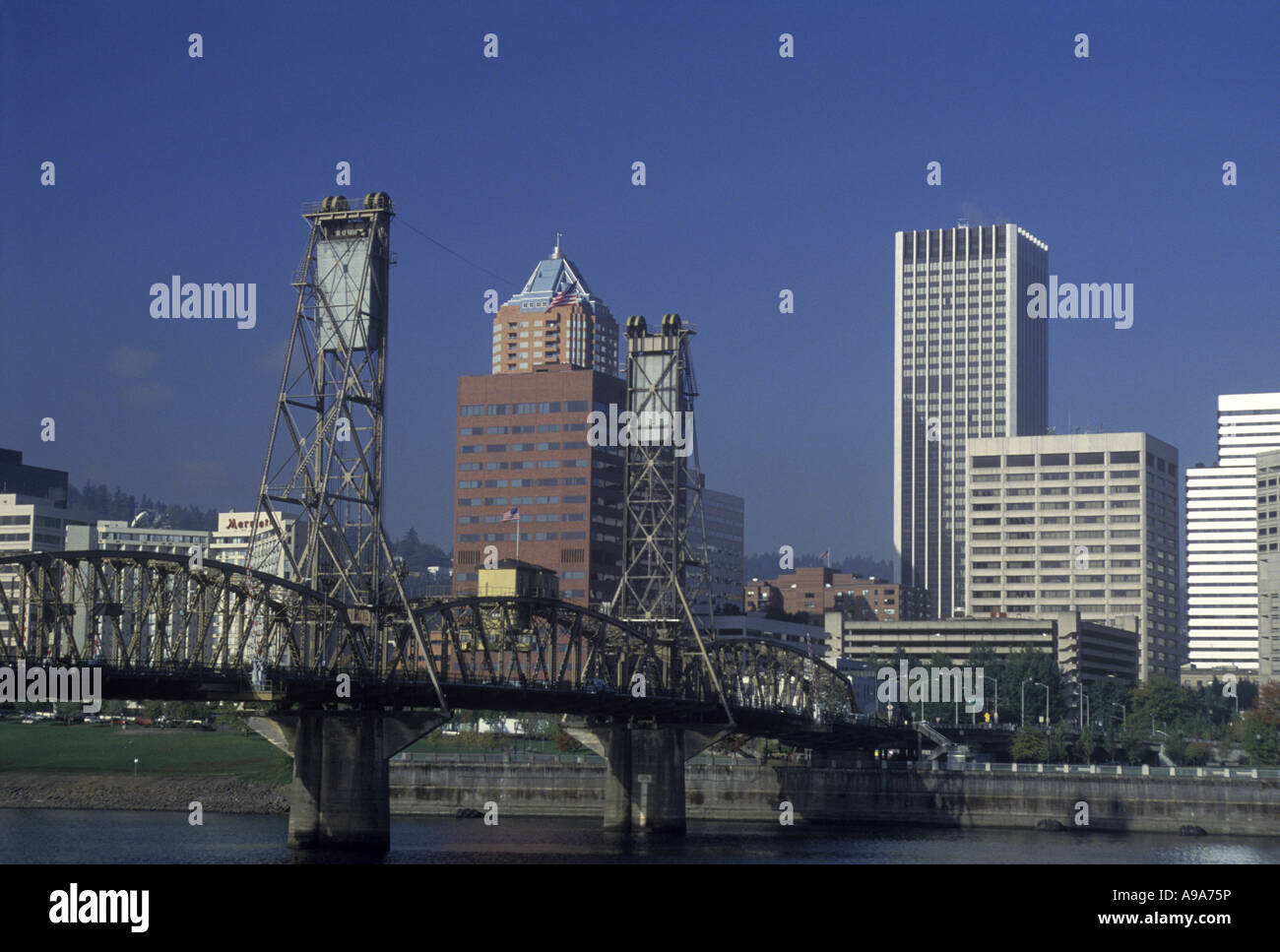 HAWTHORNE BRIDGE DOWNTOWN PORTLAND SKYLINE WILLAMETTE RIVER OREGON USA ...