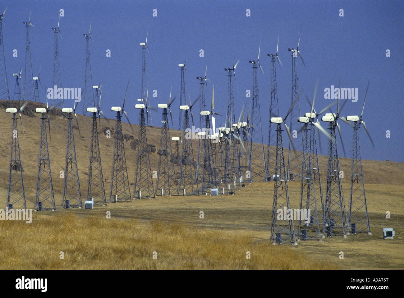 ALTAMONT PASS WIND TURBINE POWER PLANT CALIFORNIA USA Stock Photo - Alamy