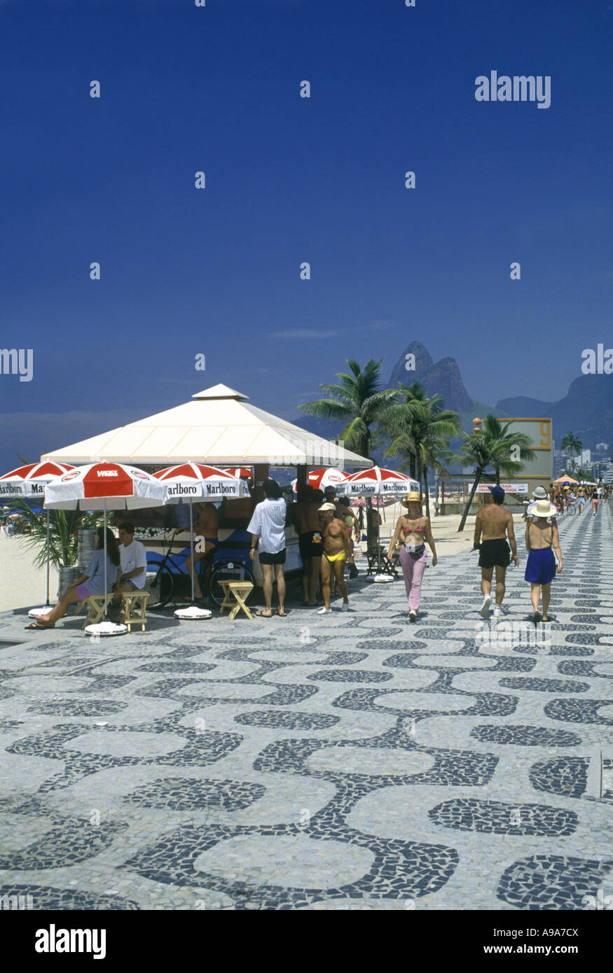 PROMENADE IPANEMA BEACH RIO DE JANEIRO BRAZIL Stock Photo - Alamy