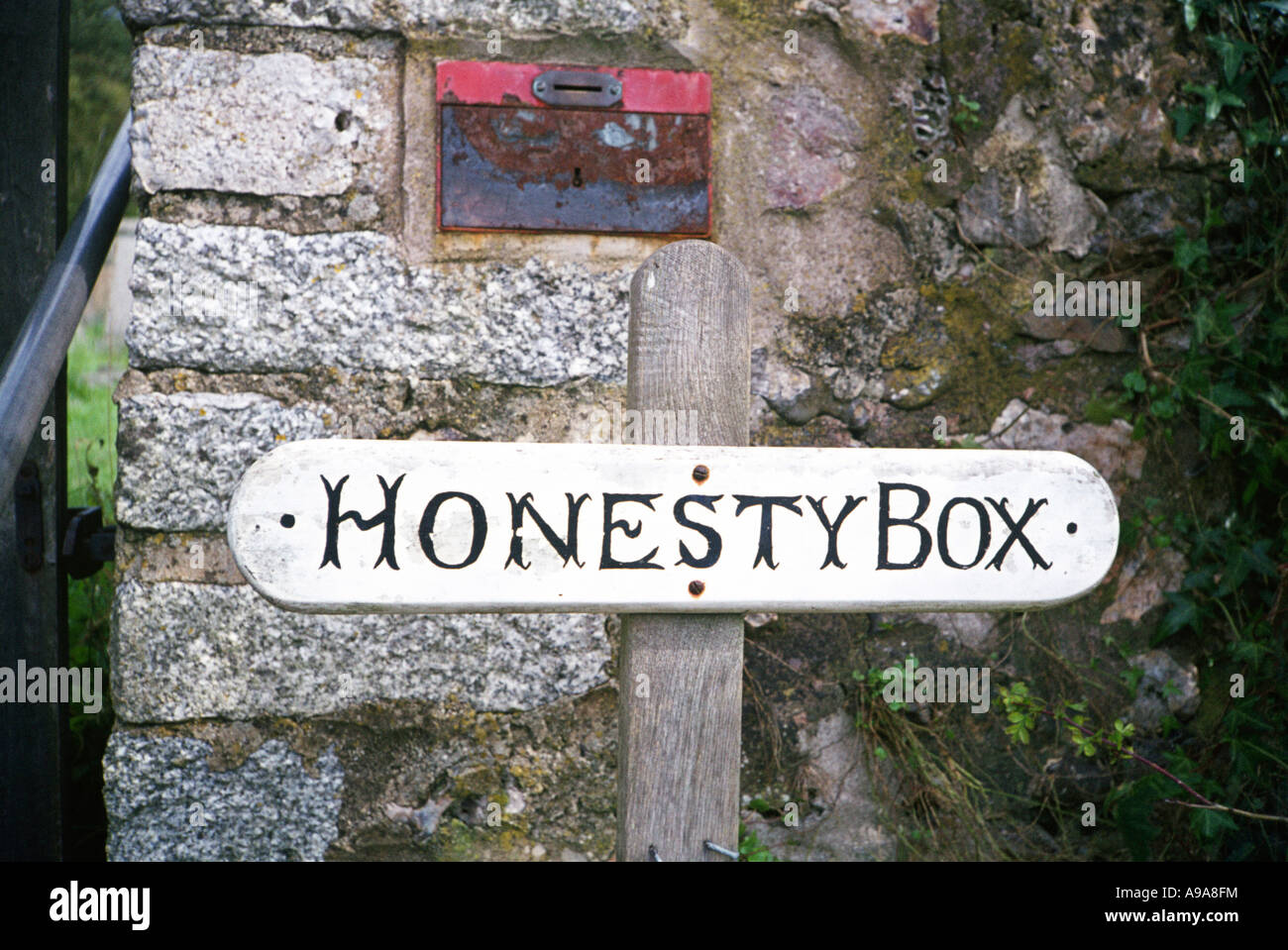 Honesty box sign hi-res stock photography and images - Alamy