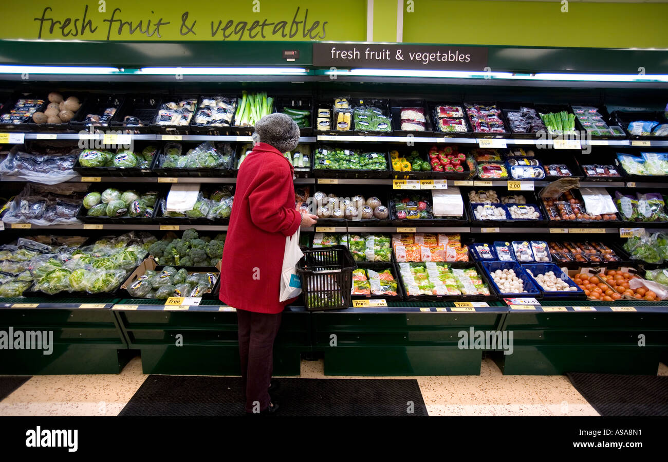 English apples in supermarket hi-res stock photography and images - Alamy