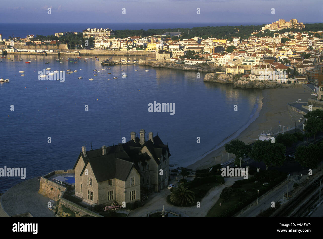 PRAIA DE DUQUESA BEACH ESTORIL COASTLINE PORTUGAL Stock Photo - Alamy