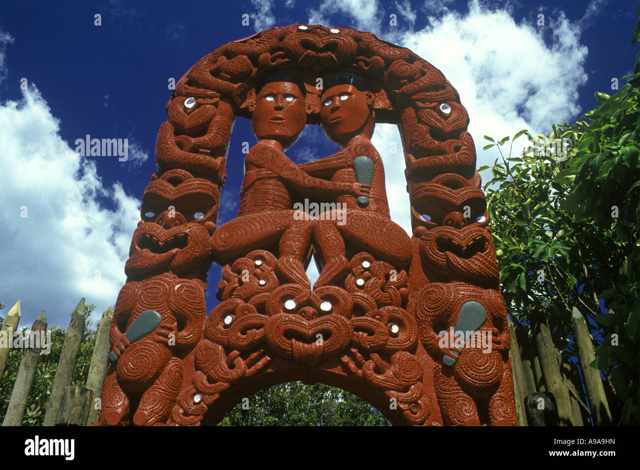 Maori carved gateway hi-res stock photography and images - Alamy