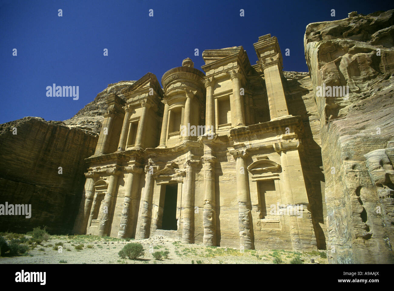 AL DEIR MONASTERY PETRA RUINS JORDAN Stock Photo - Alamy