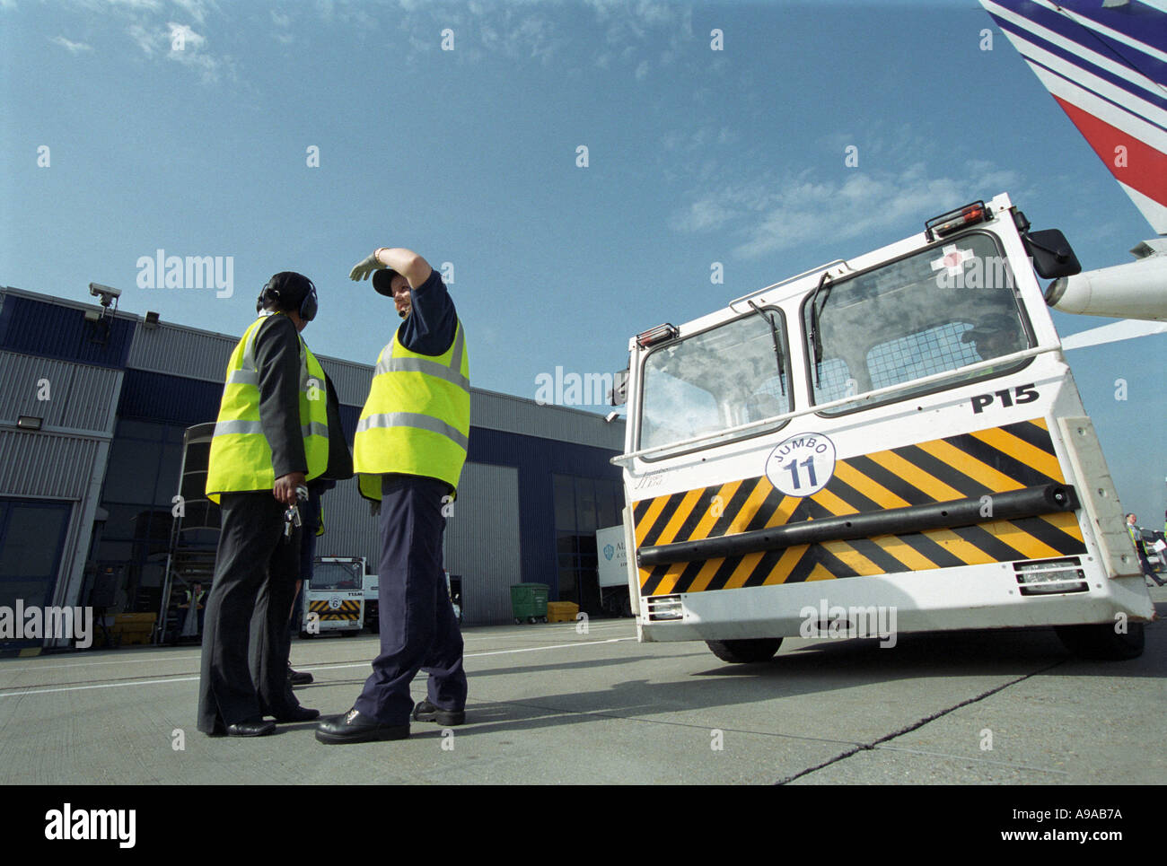 Baggage handlers airport uk hi-res stock photography and images - Alamy