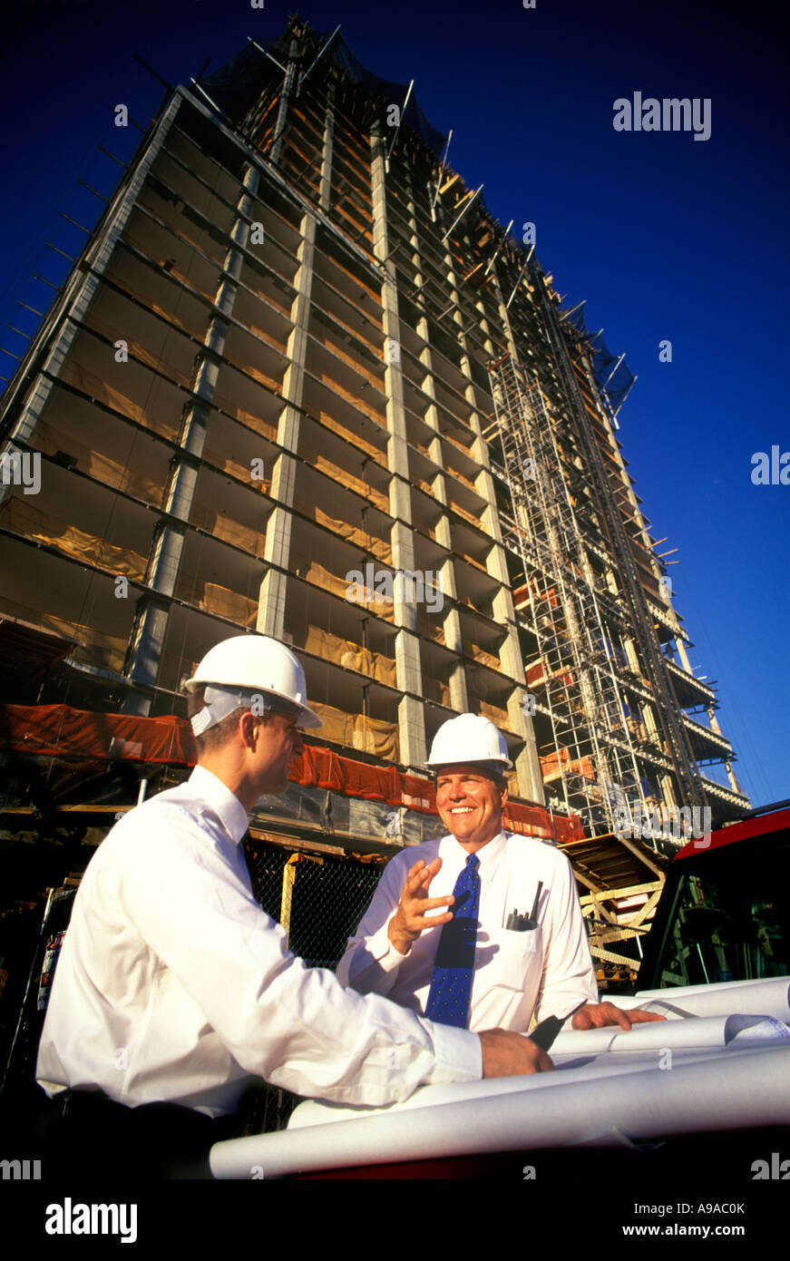Construction workers on tall building hi-res stock photography and ...
