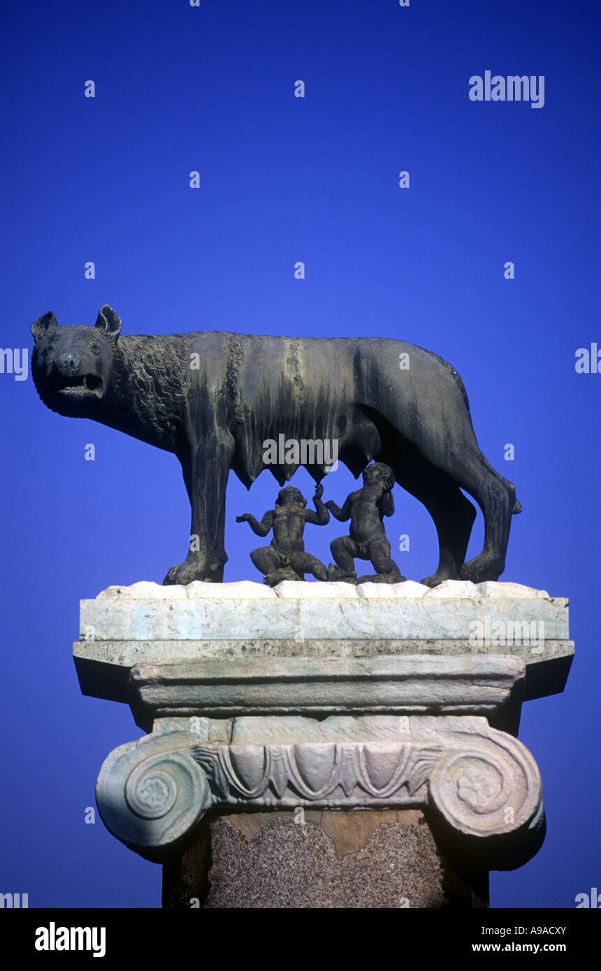CAPITOLINE WOLF ROMULUS REMUS STATUE CAPITOLINE HILL ROME ITALY Stock ...