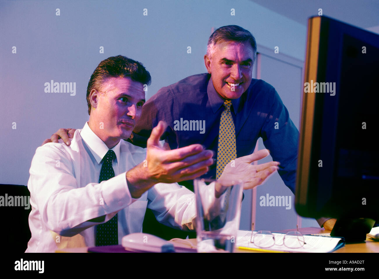 OFFICE WORKERS WITH COMPUTER Stock Photo - Alamy