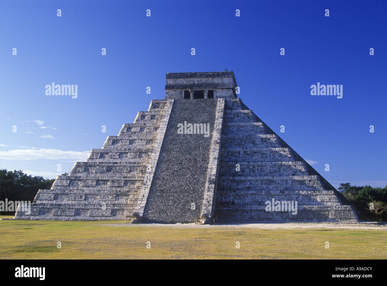 EL CASTILLO KUKULKAN PYRAMID CHICHEN ITZA MAYAN RUINS YUCATAN MEXICO ...