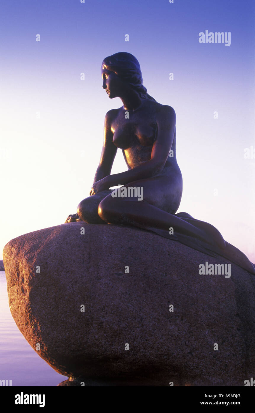 LITTLE MERMAID BRONZE SCULPTURE (©EDVARD ERIKSEN 1913) LANGELINIE PROMENADE COPENHAGEN DENMARK ...