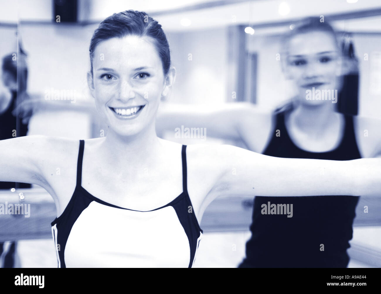 Girls doing fitness exercises hi-res stock photography and images - Alamy