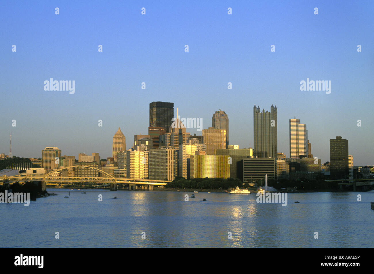 DOWNTOWN SKYLINE PITTSBURGH OHIO RIVER PENNSYLVANIA USA Stock Photo - Alamy