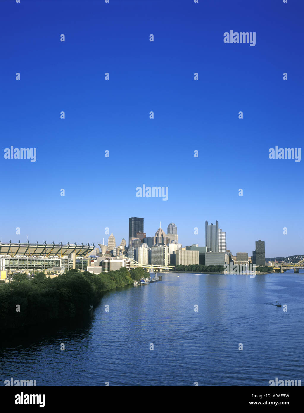 DOWNTOWN SKYLINE PITTSBURGH OHIO RIVER PENNSYLVANIA USA Stock Photo - Alamy