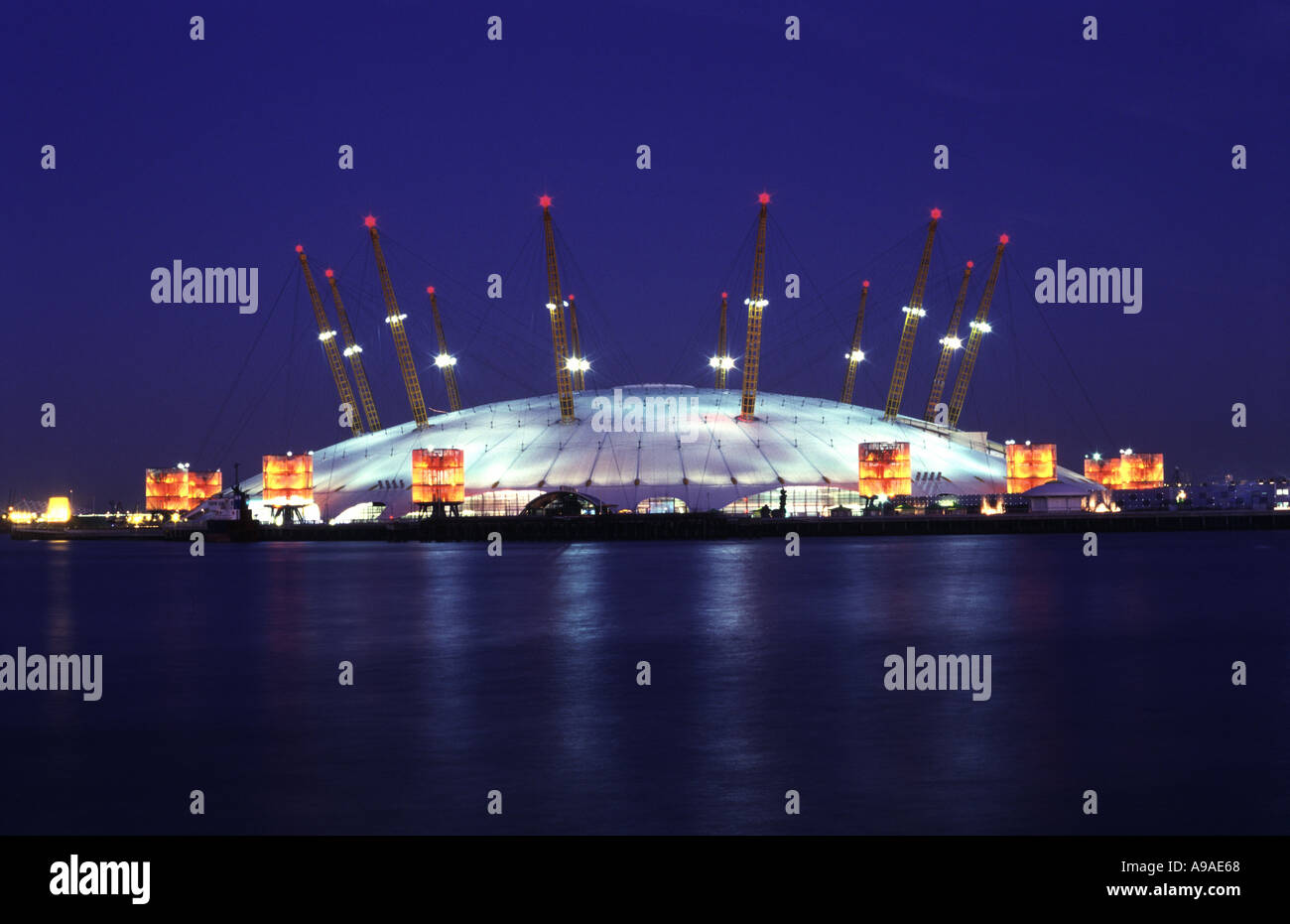 A night view of the O2 Arena in Greenwich, East London Stock Photo - Alamy