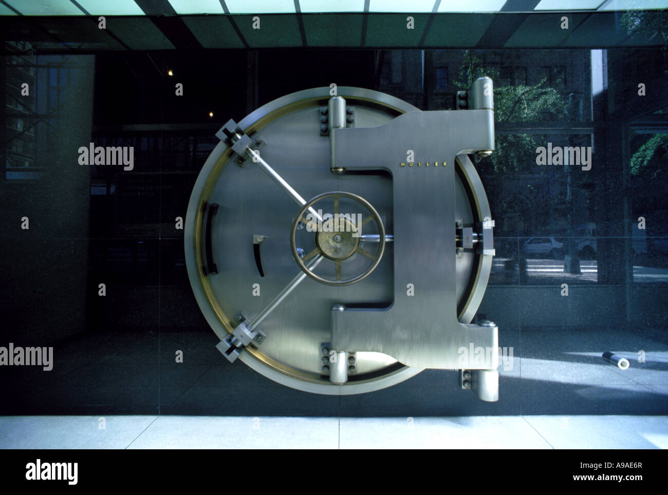 CLOSED BANK VAULT SAFE DOOR Stock Photo - Alamy