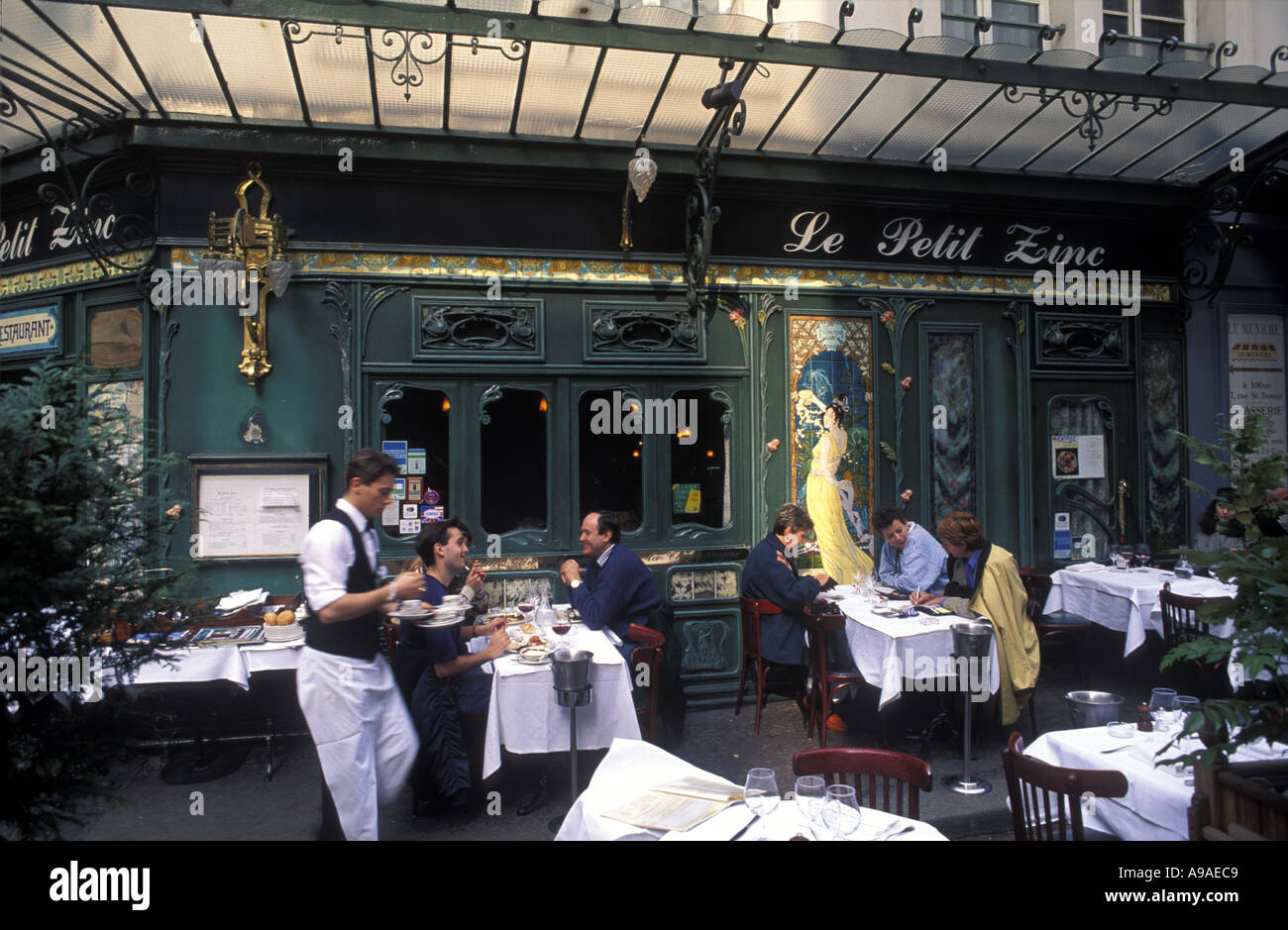 Left bank cafe hi-res stock photography and images - Alamy