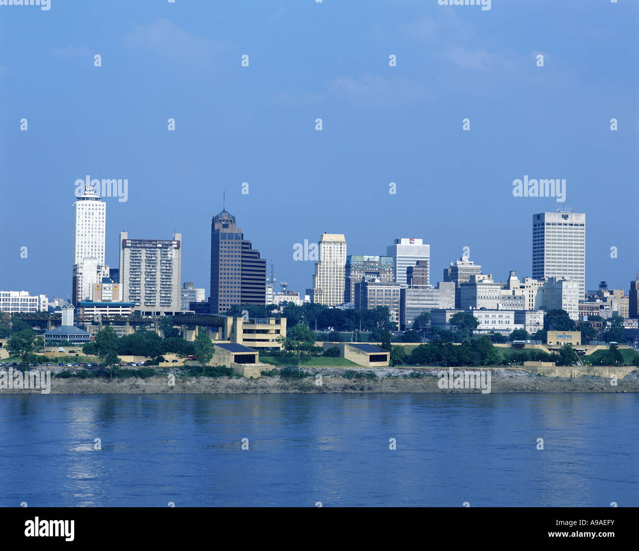 DOWNTOWN SKYLINE MISSISSIPPI RIVER MEMPHIS TENNESSEE USA Stock Photo ...