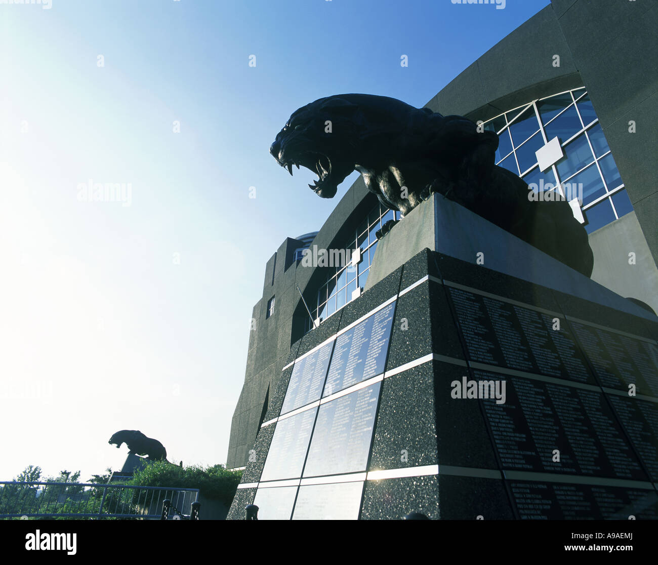 PANTHER STATUE (©TODD ANDREWS 1996) BANK OF AMERICA STADIUM(©POPULUS ...