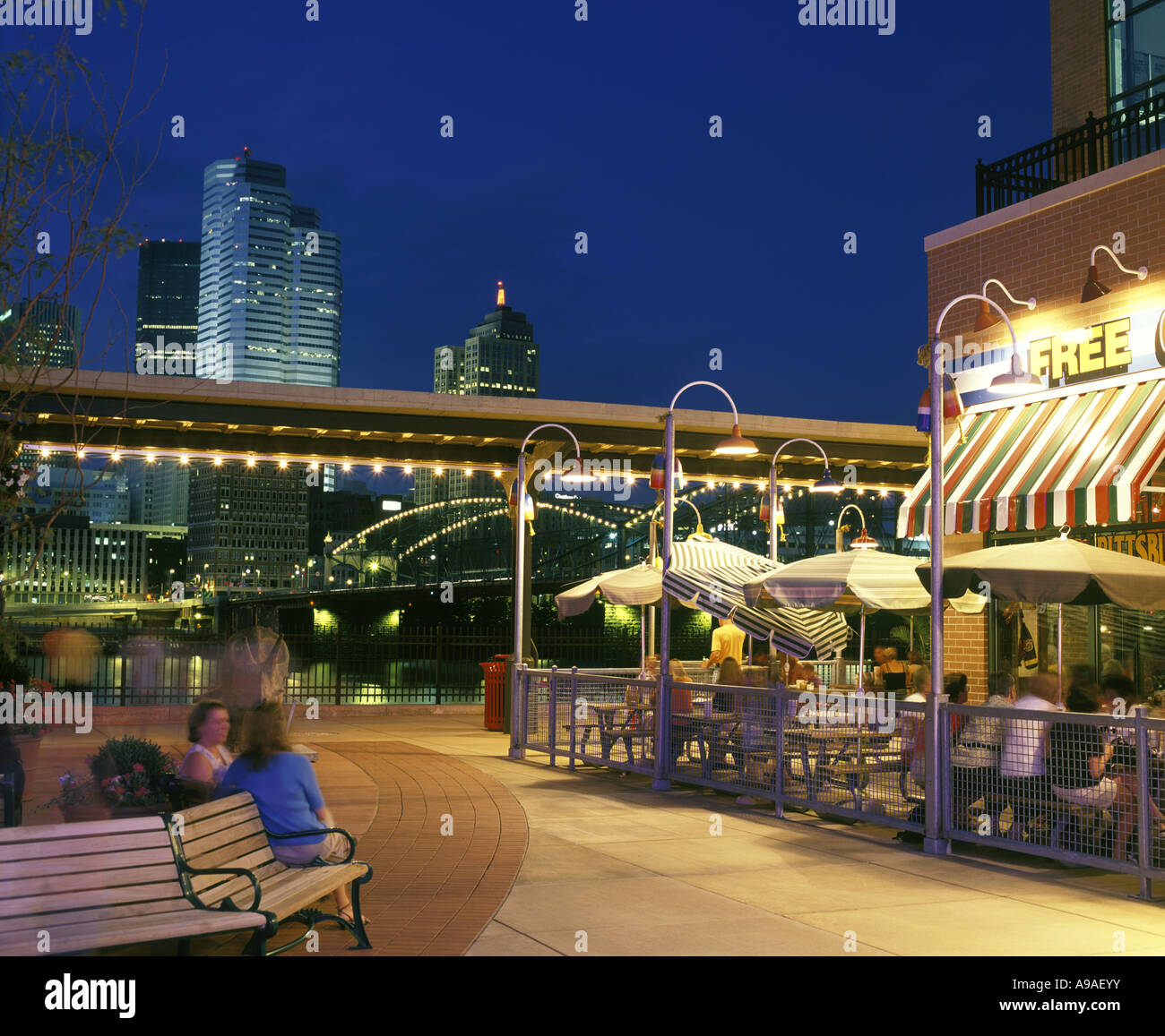 CAFE STATION SQUARE DOWNTOWN SKYLINE PITTSBURGH PENNSYLVANIA USA Stock ...