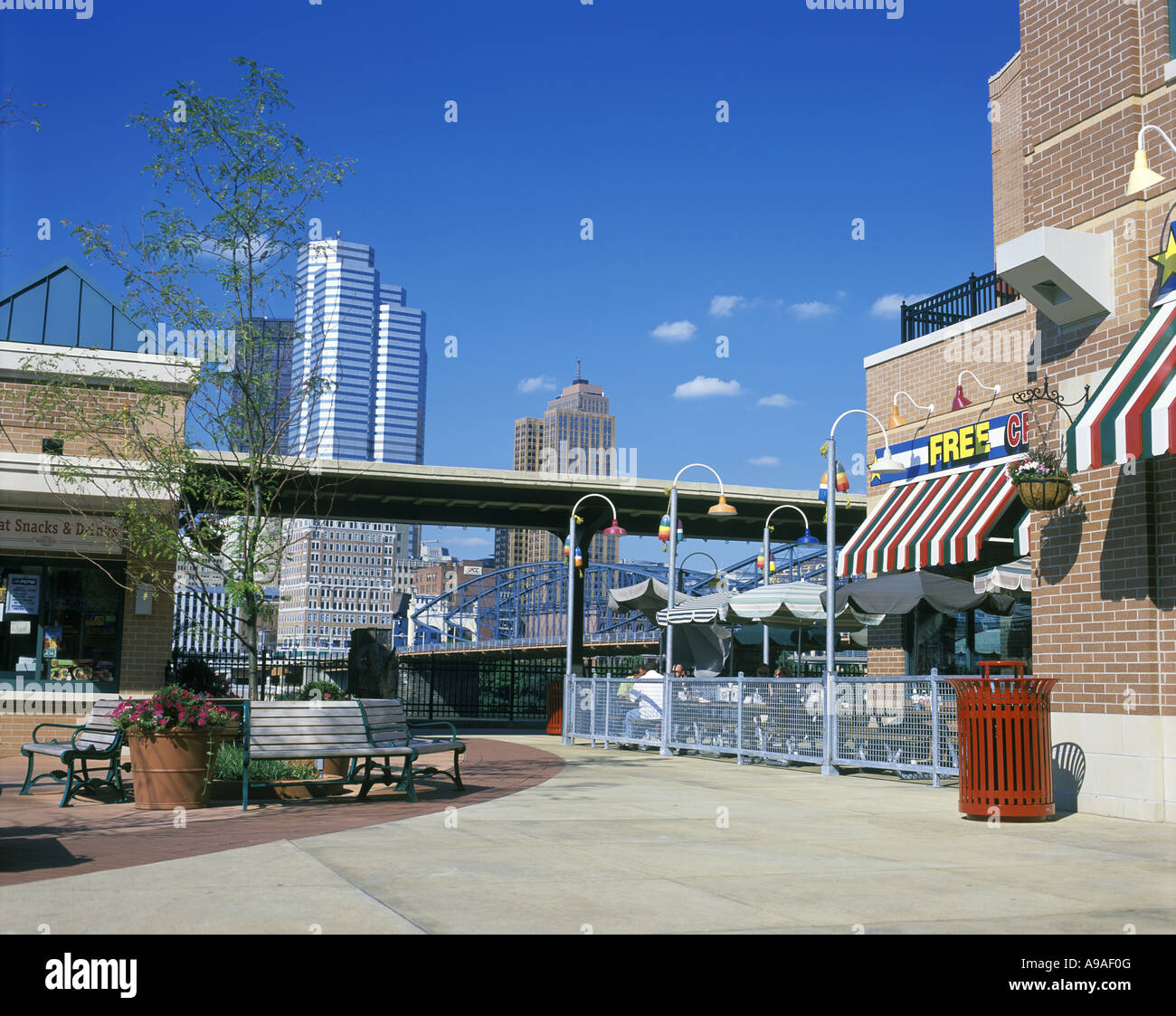 CAFE STATION SQUARE DOWNTOWN SKYLINE PITTSBURGH PENNSYLVANIA USA Stock ...