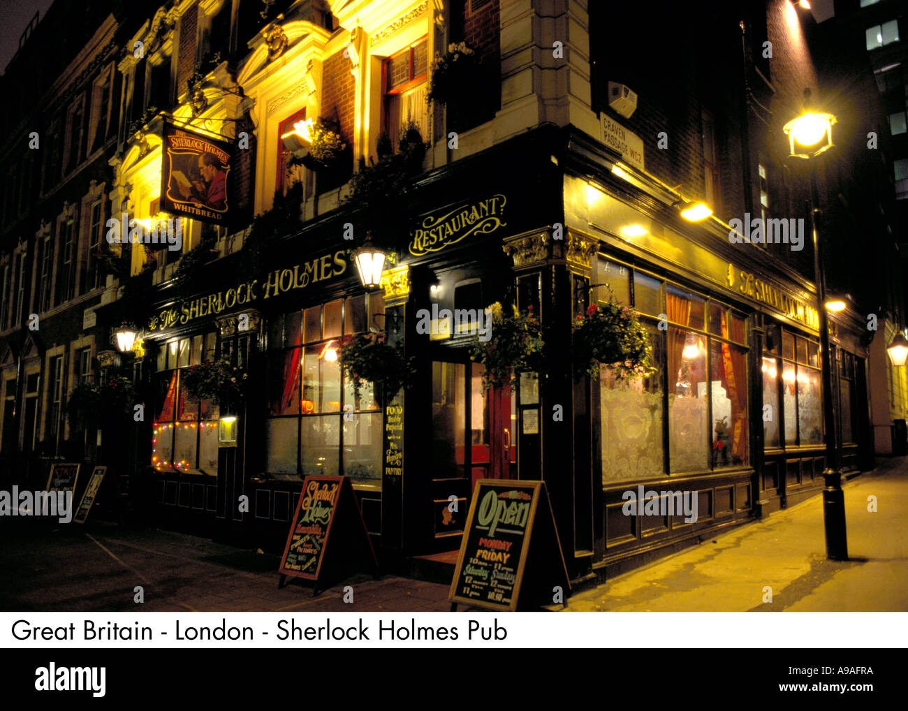 Sherlock holmes pub at night hi-res stock photography and images - Alamy