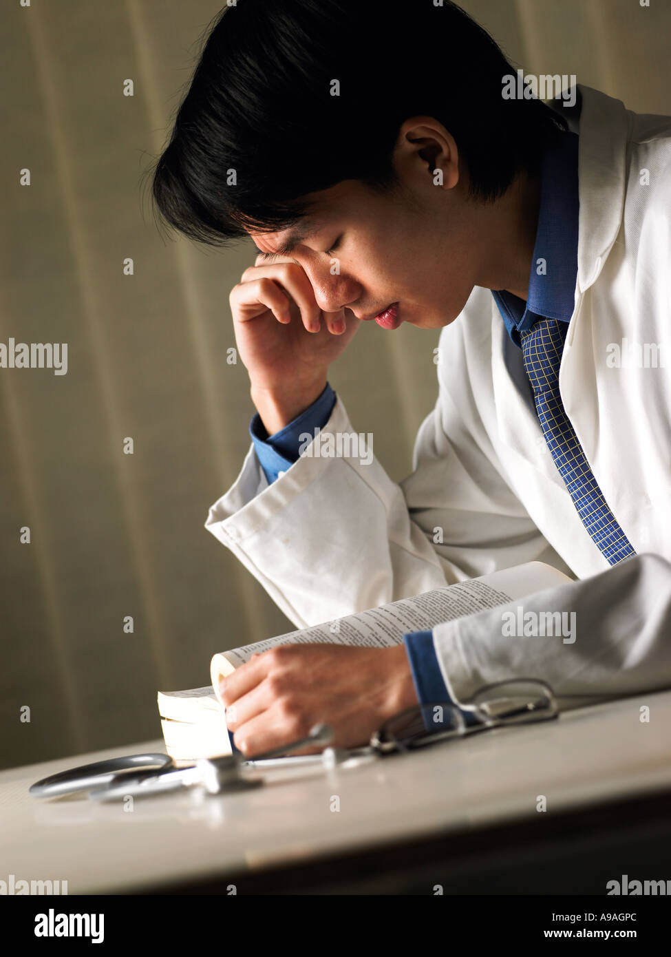 medic with case notes doctor sample Stock Photo - Alamy