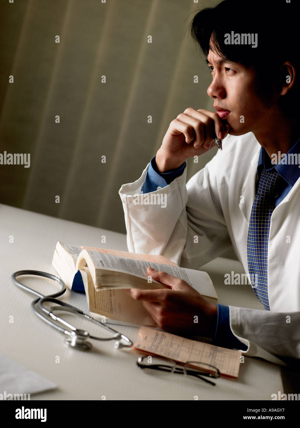 medic with case notes doctor sample Stock Photo - Alamy
