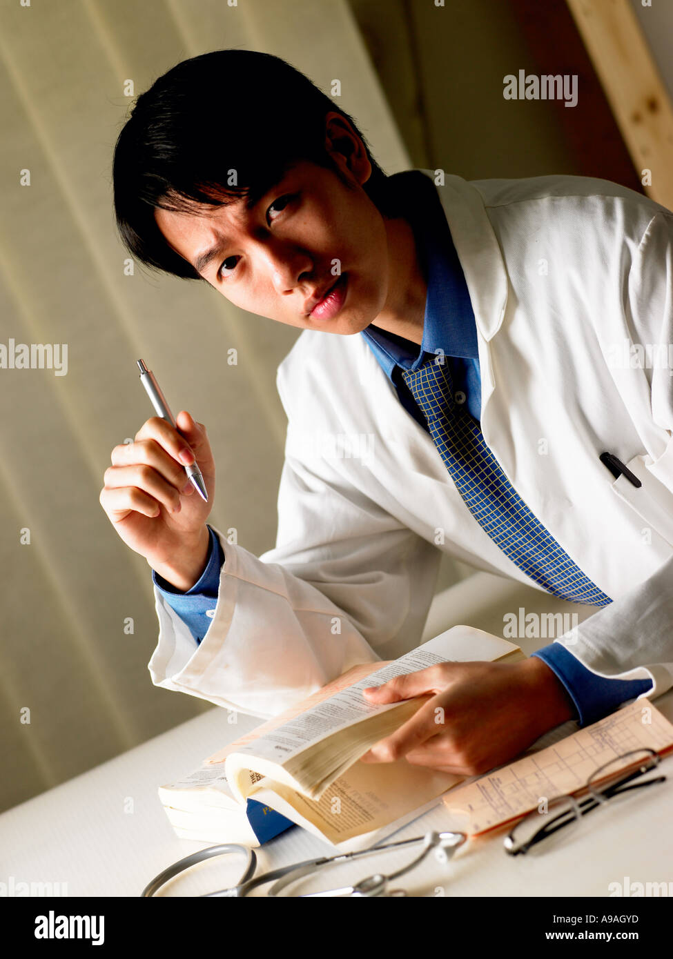 medic with case notes doctor sample Stock Photo - Alamy