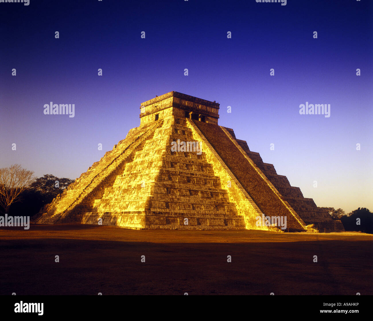 EL CASTILLO KUKULKAN PYRAMID CHICHEN ITZA MAYAN RUINS YUCATAN MEXICO ...