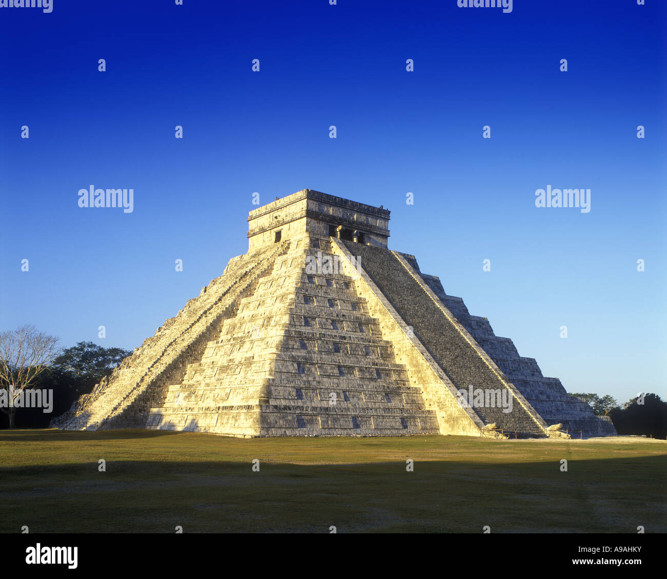EL CASTILLO KUKULKAN PYRAMID CHICHEN ITZA MAYAN RUINS YUCATAN MEXICO ...