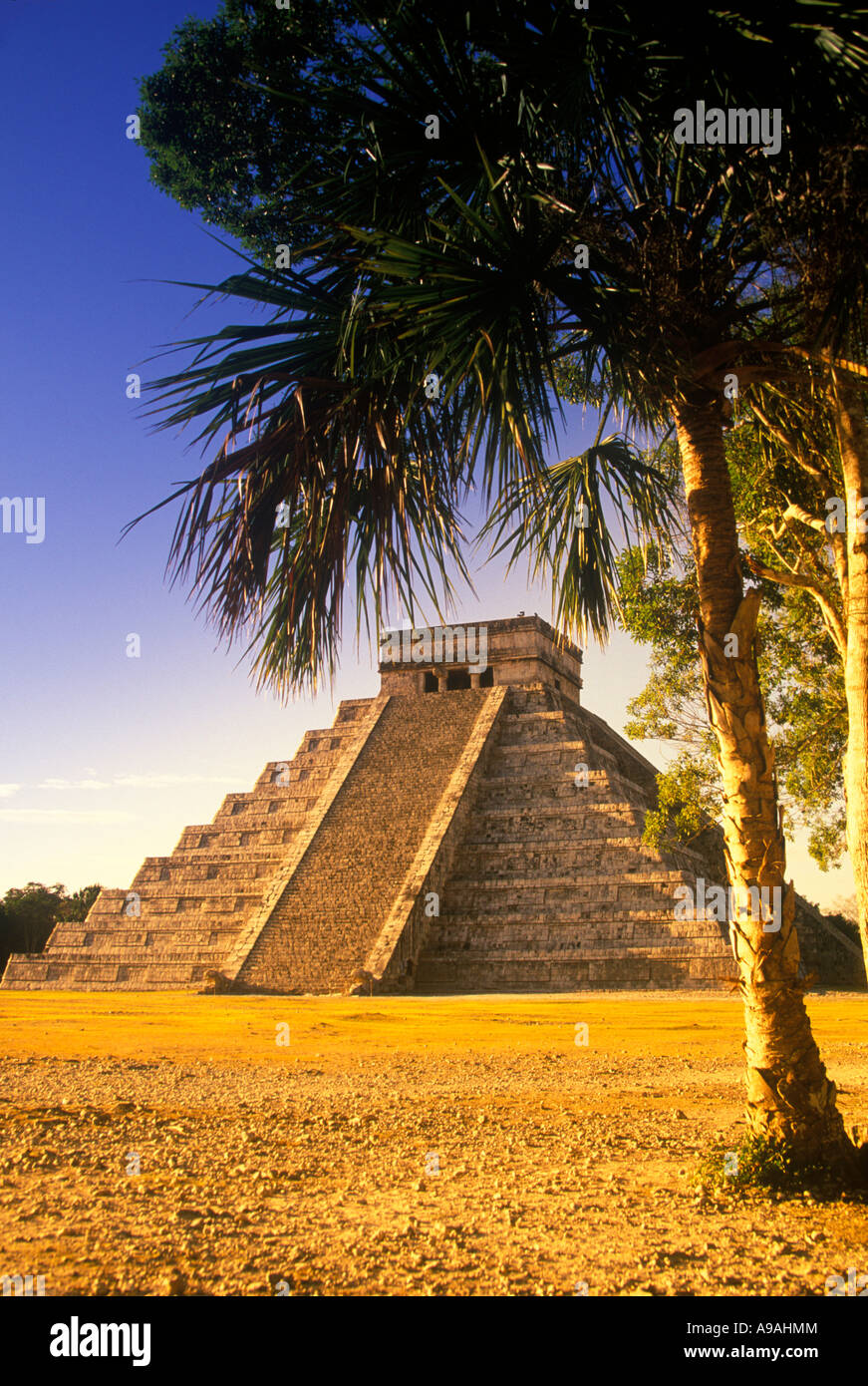EL CASTILLO KUKULKAN PYRAMID CHICHEN ITZA MAYAN RUINS YUCATAN MEXICO ...