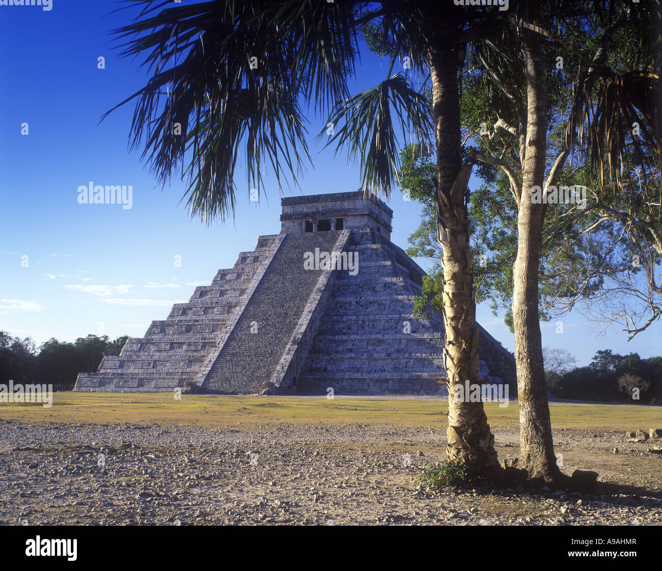 EL CASTILLO KUKULKAN PYRAMID CHICHEN ITZA MAYAN RUINS YUCATAN MEXICO ...