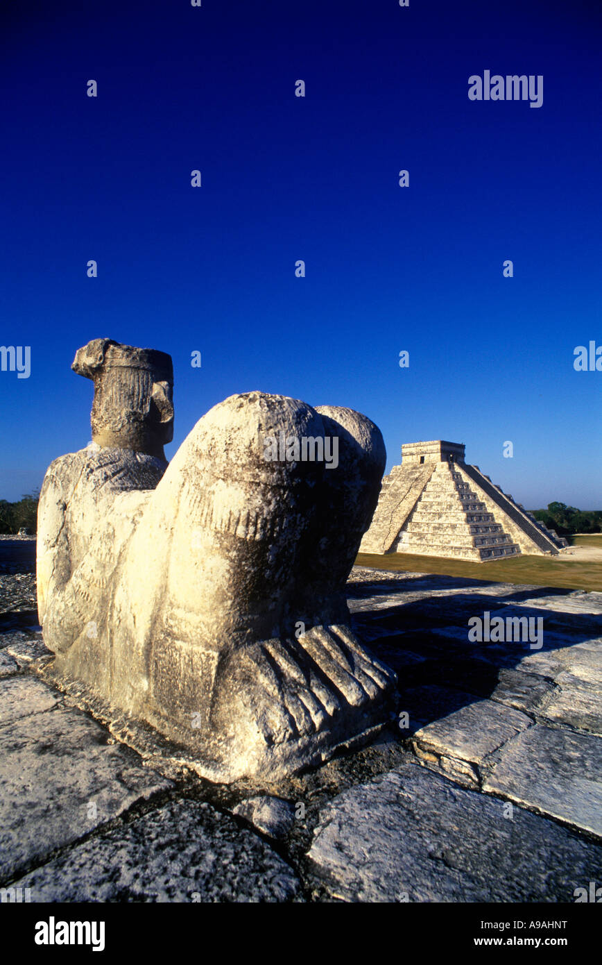 CHAC MOOL ALTAR TO EL CASTILLO KUKULKAN PYRAMID CHICHEN ITZA MAYAN ...