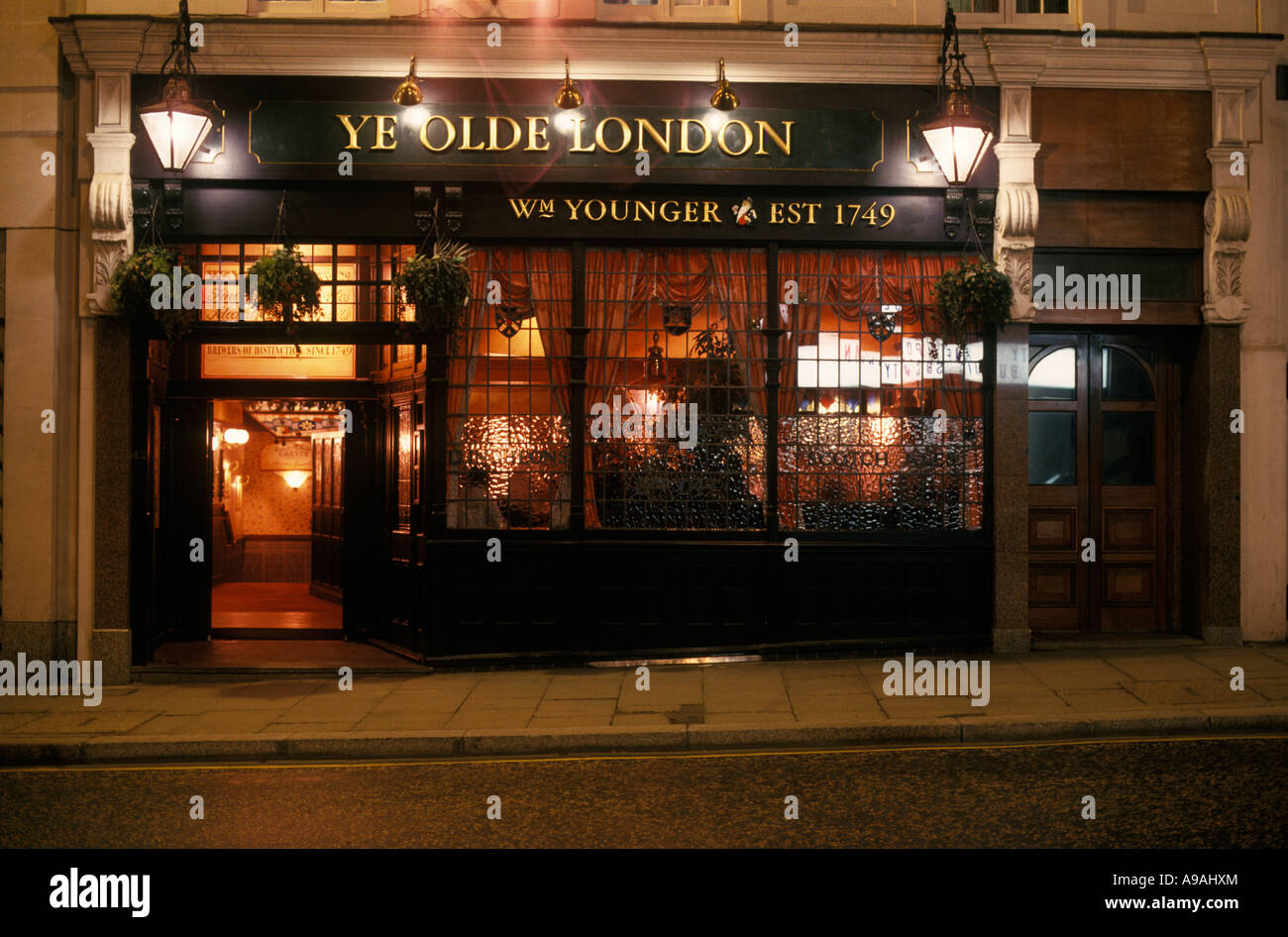 YE OLDE LONDON PUBLIC HOUSE TRADITIONAL PUB LONDON ENGLAND UK Stock ...